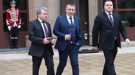 Тошко Йорданов с любопитна версия къде Асен Василев и Борисов преговарят докато Радев води