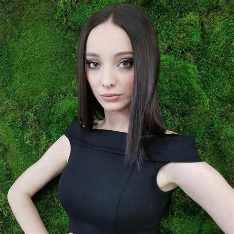 Emma Dumont Scrolller