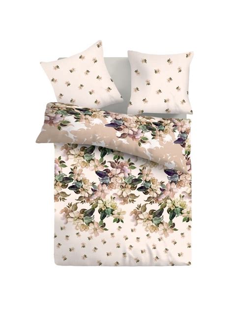 Онлайн Магазин Спално Бельо Калогера Олекотена завивка Лаура е изпъстрена с нежни розови и