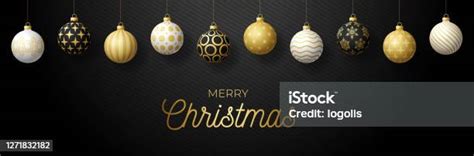럭셔리 메리 크리스마스 수평 배너 화려한 블랙 골드 화이트 리얼 볼크리스마스 카드는 블랙 모던 배경에 실에 걸려 있습니다 벡터 그림입니다 텍스트 배치 12월에 대한 스톡
