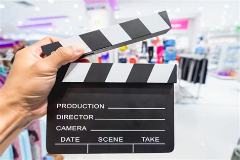 스튜디오에서 비디오 시네마를 만들기위한 클래퍼 보드를 들고 남자 손 영화 제작 클래퍼 보드 또는 슬레이트 필름 컨셉 물막이 판자에 대한 스톡 사진 및 기타 이미지 Istock