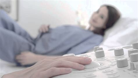 4d эхо үзлэг ургийн зүрхний бичлэг жирэмсний хяналт болон эмэгтэйчүүдийн үзлэг хийж байна