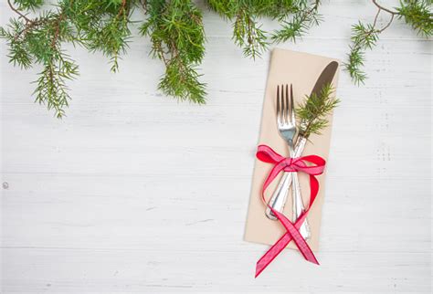 크리스마스 테이블 설정 포크 칼 빨간 리본과 전나무 가지 0명에 대한 스톡 사진 및 기타 이미지 0명 12월 가문비나무 Istock