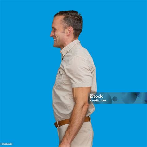 백인 젊은 남성 배달 사람 앞에 서 파란색 배경 입고 셔츠와 들고 패키지 35 39세에 대한 스톡 사진 및 기타 이미지 35 39세 갈색 갈색 머리 Istock