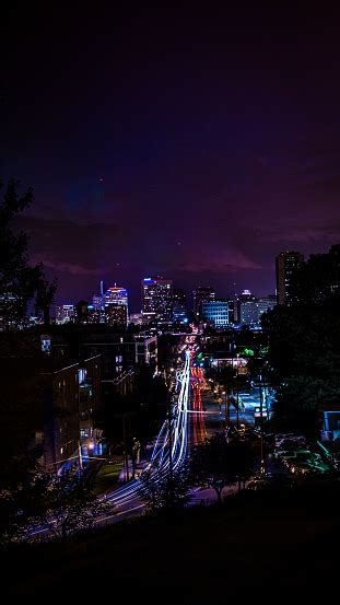 밤에 거리와 건물의 자동차 조명 흔적의 수직 및 긴 노출 샷 0명에 대한 스톡 사진 및 기타 이미지 0명 거리 건축 Istock