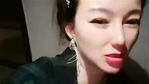 Die Chinesische Streamerin Belohnt Ihren Top Fan Mit Blowjob Und Sex