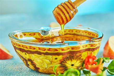 로쉬 하샤나는 유대인의 새해 휴가를 위한 개념입니다 막대기에서 흐르는 꿀이 있는 사과 모양의 그릇 Tishrei에 대한 스톡 사진 및 기타 이미지 Istock