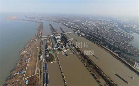 江苏扬州新年伊始黄金水道运输忙 人民图片网