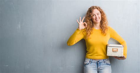 손가락 우수한 기호 확인 표시를 하 고 회색 그런 지 벽 잡고 상자 젊은 빨강 머리 여자 개념에 대한 스톡 사진 및 기타 이미지 개념 개념과 주제 곱슬 머리 Istock