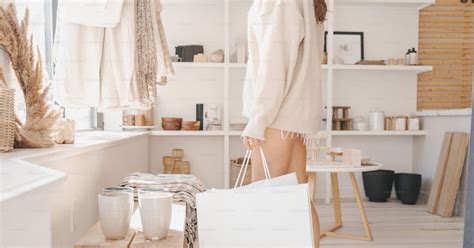 가게에서 쇼핑백을 들고 있는 여자 사진 Unsplash의 의류 이미지