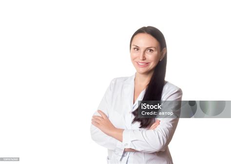 닥터 미용사 의료 가운을 입은 백인 친화적인 미소 짓는 여성 반 길이의 초상화 흰색으로 고립 물리치료사에 대한 스톡 사진 및 기타 이미지 Istock