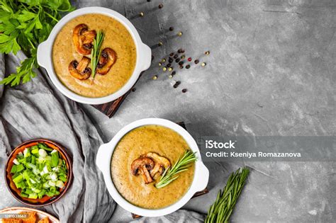 버섯 수프 탑 뷰의 수제 크림 2 접시 텍스트를위한 여유 공간 건강한 식생활에 대한 스톡 사진 및 기타 이미지 건강한 식생활 계절 골파 Istock