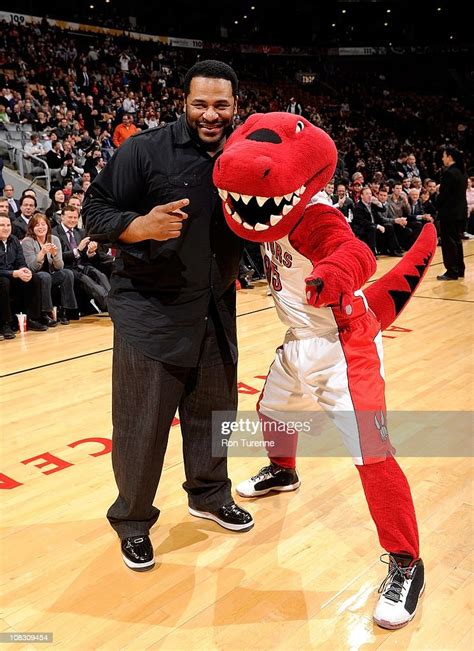 Former Nfl Player Jerome Bettis And Toronto Raptors Mascot The News