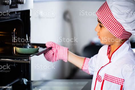 요리사의 흰색과 빵집 모자를 쓴 소년이 오븐에서 굽는 척 기술에 대한 스톡 사진 및 기타 이미지 기술 아이 어린 시절 Istock