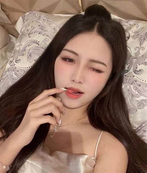 周星驰与17岁落选港姐约会？被曝不留聊天记录不准对方拍照录音张晓祺