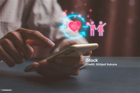 사람 행복한 발렌타인 데이 사랑 따뜻함의 아이콘 노트북 메시지 이메일 댓글 마음을 잡아 인터넷 디지털 마케팅에 연인이나 가족 및 소셜 미디어 상호 작용에 보냈습니다 감정에