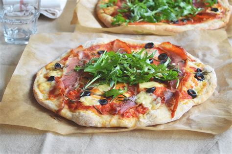 Pizza De Presunto Cheddar Azeitonas E Alecrim Prosciutto Cheddar