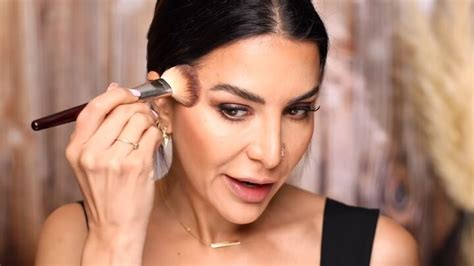 Insane Hack To Stop Makeup From Creasing Under Your Eyes Upstyle