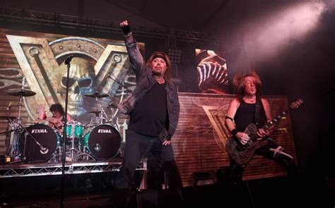 Motley Crues Vince Neil Confirms Surgery Postpones Concerts Us Weekly