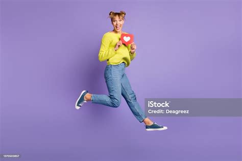 보라색 색 배경에 고립 된 재미 가 아이콘처럼 손에 들고 점프 사랑스러운 쾌활한 소녀의 전체 길이 몸 크기 보기 금발 머리에 대한 스톡 사진 및 기타 이미지 Istock