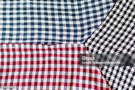 3 양모 스카프입니다 서구인은 목 또는 머리의 주위에 일반적으로 착용 빨간색 또는 파란색 검은색과 흰색 스카프 0명에 대한 스톡 사진 및 기타 이미지 Istock