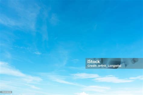 여름 푸른 하늘 부드러운 맑은 흐린 배경입니다 부푼 구름 해변 컨셉에 바람이 불고에 의해 이동 좋은부드럽게 편안한 일몰 배경 화면 열 대 안개 빛나는 안개 스타일로 여행