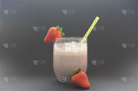 玻璃杯里的草莓奶昔
