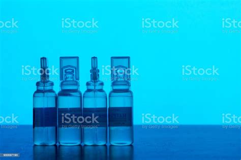 플라스틱 Ampoules 텍스트 위한 공간을 가진 파란 배경에 주사에 대 한 솔루션 0명에 대한 스톡 사진 및 기타 이미지 0명 건강관리와 의술 도핑 Istock