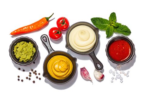 흰색 배경에 분리 된 소스와 신선한 야채 세트 겨자 케첩 마요네즈 0명에 대한 스톡 사진 및 기타 이미지 0명 개념 개념과 주제 Istock
