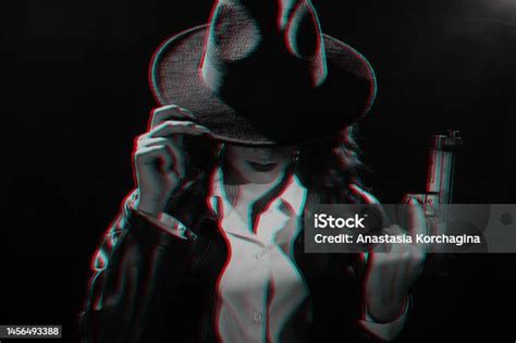코트와 모자를 쓰고 손에 총을 든 여성 형사의 실루엣 1950 년대 탐정 스타일의 책 드라마 누아르 초상화 글리치 효과의 사진 실루엣에 대한 스톡 사진 및 기타 이미지