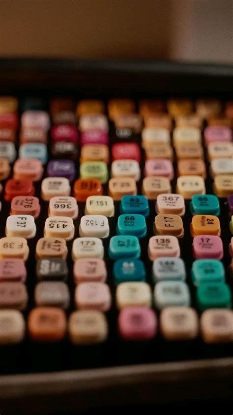 Девушка рисует современную картина