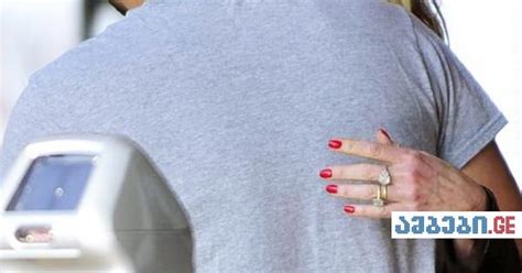 მელანი გრიფიტი უცნობ კაცს კისერში კოცნის Ambebi Ge