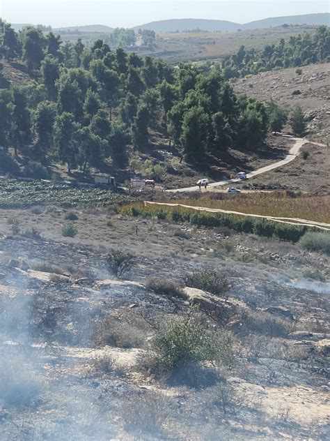 فيديو اخماد حرائق جراء سقوط قذائف في الشمال