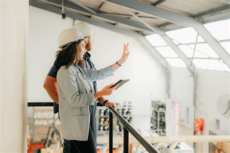 공장 여성 및 관리자가 직원 계획 체크리스트 물류 또는 재고가있는 태블릿에 있습니다 제조 및 유통 작업 현장에서 일하는 기술에 대한 협력 창고 및 산업 근로자 제조에 대한
