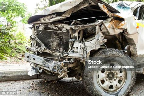 교통사고로 파손된 자동차 앞쪽 거리에 대한 스톡 사진 및 기타 이미지 거리 고속도로 교통 Istock