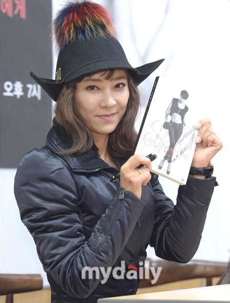 MD PHOTO 韩国女艺人李本出席书籍发售活动 每日头条