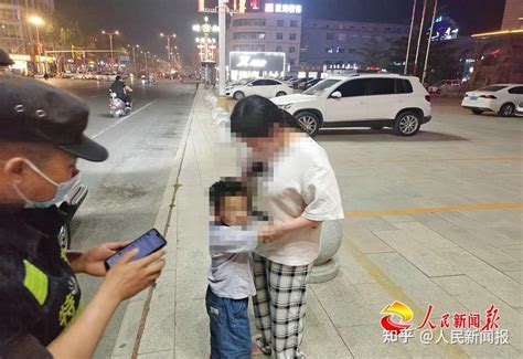 别怕警察叔叔在巡特警队员帮助走失儿童找到家人 知乎