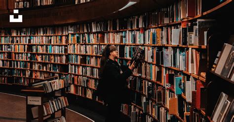 도서관 안에 있는 사람 사진 Unsplash의 무료 공공 도서관 이미지