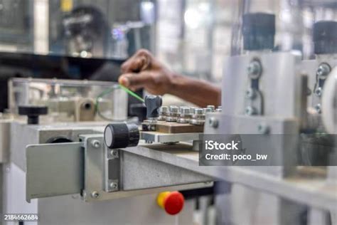 자동차 와이어 하네스 공장 배선 케이블 기계의 측정 아프리카 계 미국인 노동자 손 손에 대한 스톡 사진 및 기타 이미지 손 직업 검사 보기 Istock