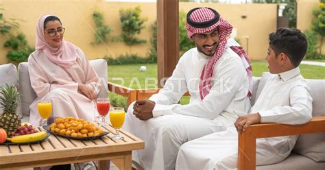 الضحك والتسامر مع الأبناء، الترفيه والتسليه في الهواء الطلق ، مفهوم