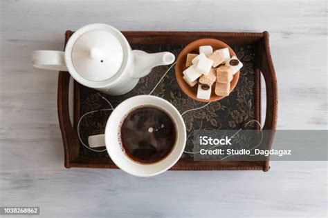 화이트 도자기 커피 소박한 나무 테이블에 커피와 설탕 입방체의 가득 차 있는 컵 보기 상위 공간을 복사 합니다 0명에 대한 스톡