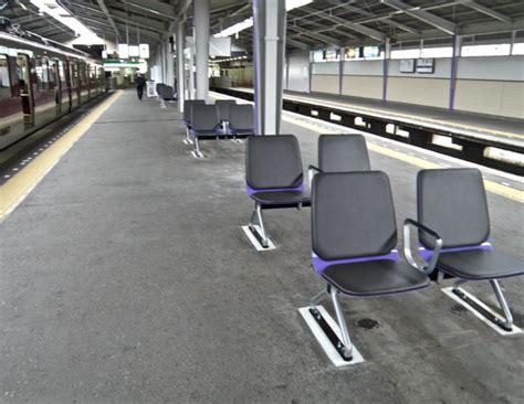 駅のホームのベンチの向きが変わりました 楽餓鬼