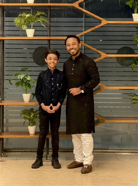 Baap অনেক দিন পর বাপজানের সাথে সেজেগুজে ছবি তুললাম। টিনএজ এর কাছাকাছি চলে এসেছেন তিনি। তাই