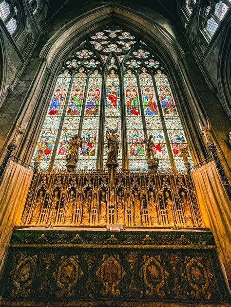 Бесплатные стоковые фото на тему алтарь архитектура вера вертикальный выстрел витраж