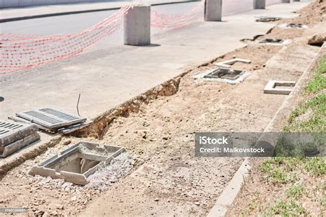 빗물 시스템용 콘크리트 맨홀 및 배수관 설치 건설 현장의 콘크리트 맨홀 구조물에 트렌치 배수구를 연결합니다 우수 및 지하 유틸리티 건설 0명에 대한 스톡 사진 및 기타