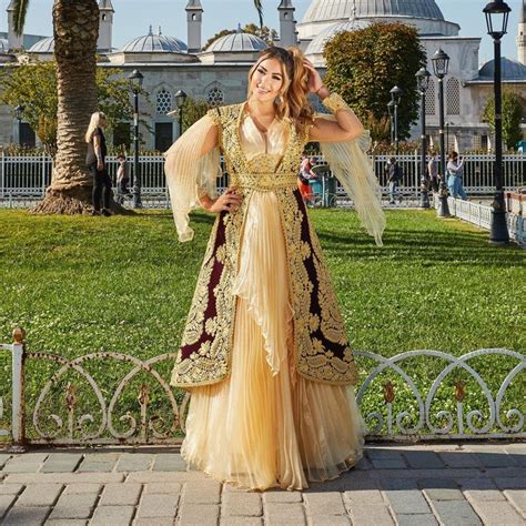 Albanian woman in traditional Albanian clothing. Istanbul, Turkey ...