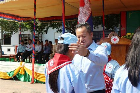 ឯកឧត្តម ទៀ សីហា ចូលរួមក្នុងពិធីបំពាក់កន្សែង ដល់យុវជនកាកបាទក្រហមកម្ពុជាចំនួន២០៥នាក់ ក្រសួងព័ត៌មាន