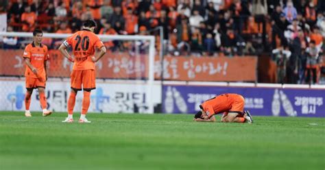 끝을 모르는 피말리는 강원과 수원의 ‘다이렉트 강등 전쟁 ‘챔피언 더비가 된 ‘동해안 더비