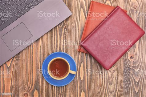 차와 나무 테이블에 노트북 2 노트북의 컵 필드의 작은 깊이 0명에 대한 스톡 사진 및 기타 이미지 0명 갈색 검은색 Istock