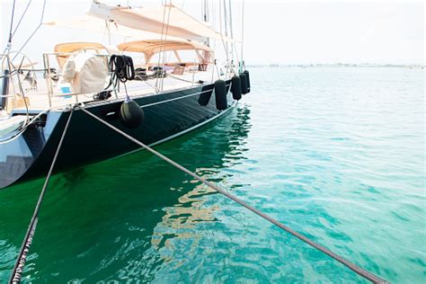 시칠리아 시라큐스 항구에 있는 선박의 활과 아쿠아마린 워터 보트와 바다 세부 사항 세일링 선박이 조용한 만에 앵커를 떨어뜨린다 0명에 대한 스톡 사진 및 기타 이미지